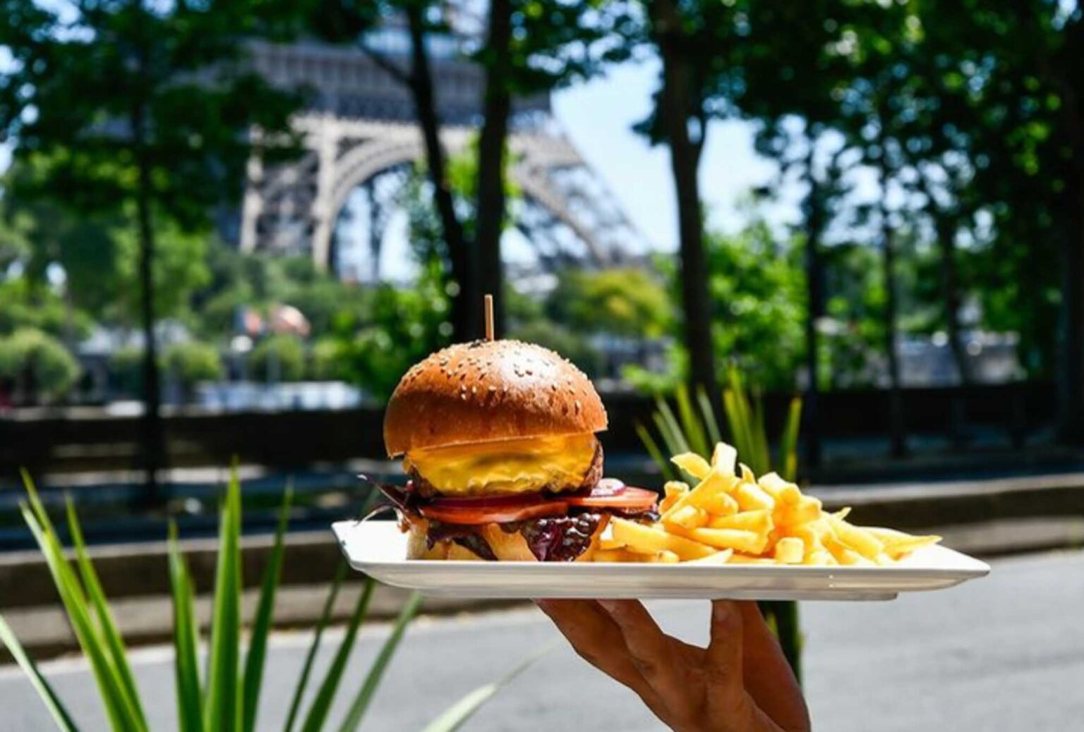 14 Best Restaurants With A View Of The Eiffel Tower - Dreams in Paris