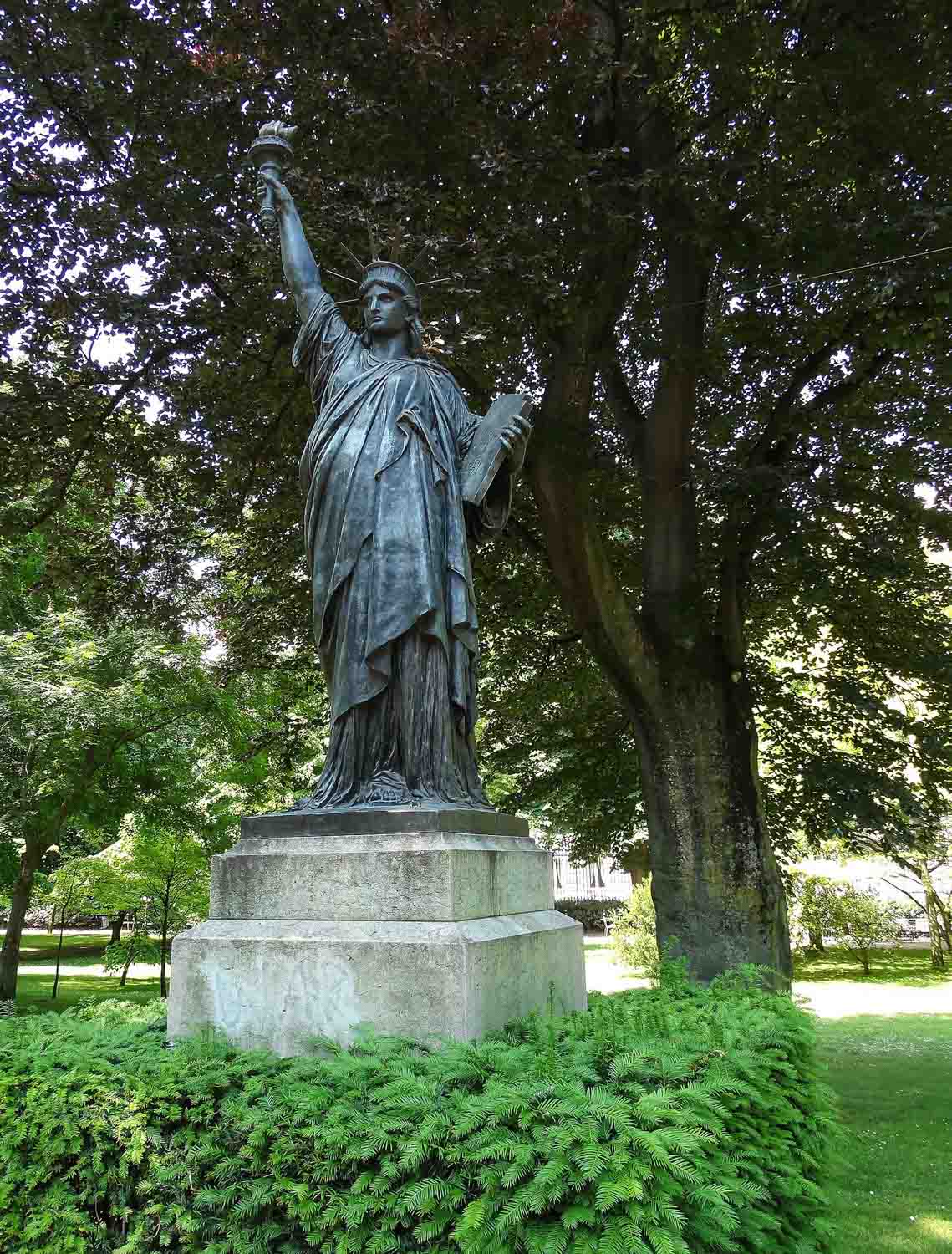 7 Places To See Replicas Of The Statue Of Liberty In Paris (+ a Map to ...