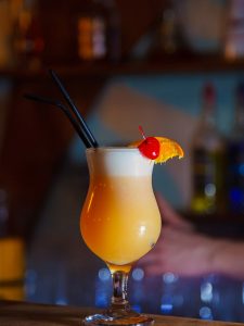 17 Best Cocktail Bars In Paris That Serve Creative Drinks - Dreams in Paris