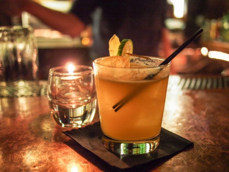 17 Best Cocktail Bars In Paris That Serve Creative Drinks - Dreams in Paris