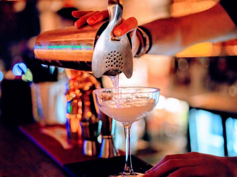 17 Best Cocktail Bars In Paris That Serve Creative Drinks - Dreams in Paris